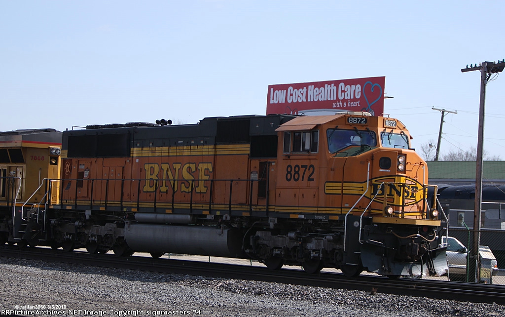BNSF 8872 passes in front of the Elkhart depot